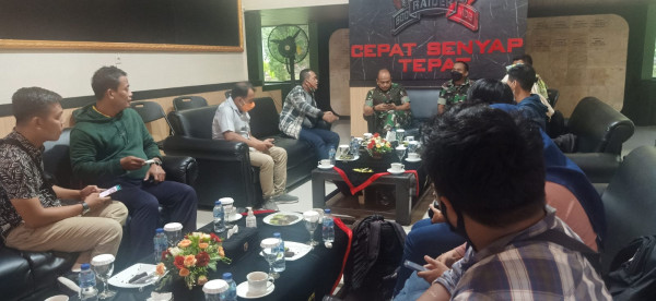 Danyonif Raider 600/Modang Kaget Disambangi Wartawan, Mayor Inf Karuniawan Hanif Arridho : Ini ...