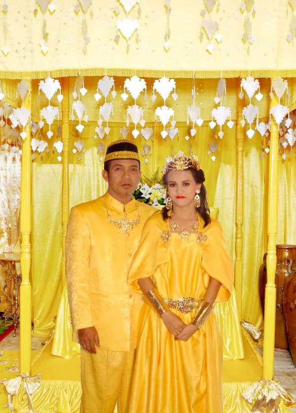 Busana Adat Ampik Salayang Dikenakan Saat Pawai Adat Budaya, Kesultanan ...