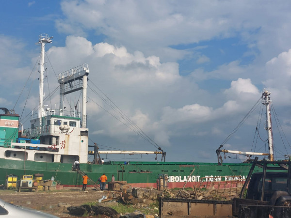 KM Pulau Putri Terbakar di Kawasan Pulau Atas, Satu Pekerja Dilarikan ...