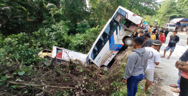Bus dan Mobil Box Terperosok ke Jurang di Kawasan TNK, Begini Kondisi Penumpang | Korankaltim.com