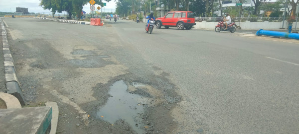 Aspal Jalan Diponegoro Terkelupas, Begini Penjelasan dari Dinas PU ...