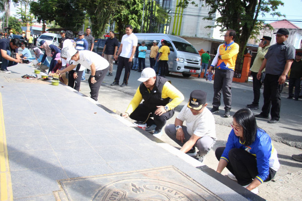 HUT ke-128 Kota Balikpapan, Wali Kota Rahmad Mas’ud Pimpin Pengecatan Sejumlah Median Jalan Pagi ...