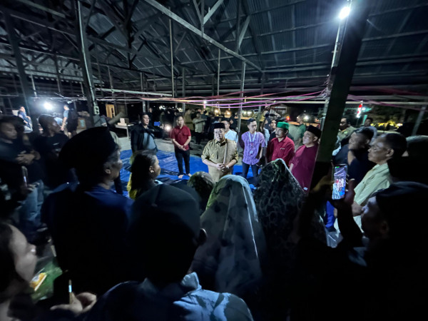 Respons Cepat Wabup Kukar, Rendi Solihin Datangi Lokasi Kebakaran di ... Respons Cepat Wabup Kukar, Rendi Solihin Datangi Lokasi Kebakaran di ...