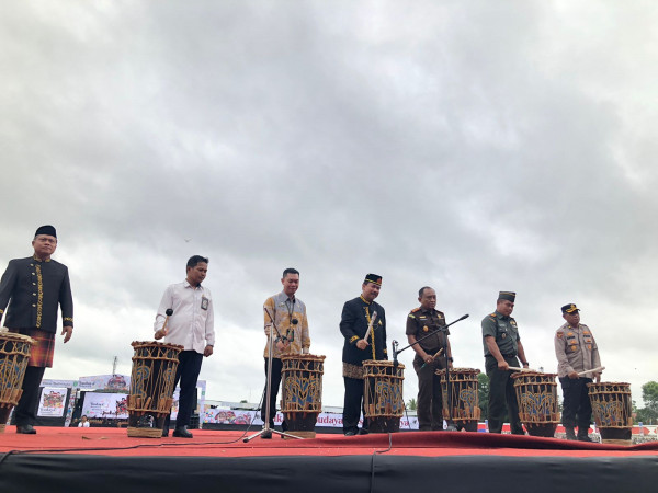 Masyarakat Antusias Saksikan Pembukaan Kukar Festival Budaya Nusantara ...