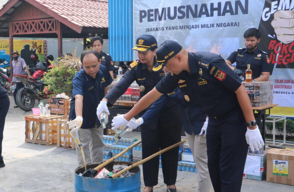 Bea Cukai Musnahkan Jutaan Batang Rokok dan Ratusan Liter Minuman Ilegal | Korankaltim.com