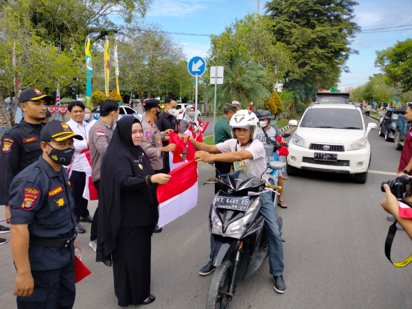 Sepuluh Juta Bendera Untuk Negeri, Wakil Bupati Paser Bagikan Bendera ...