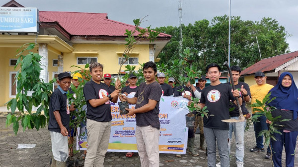 Ganjar Milenial Bersihkan Kampung dan Tanam Pohon di Penajam Paser Utara | Korankaltim.com