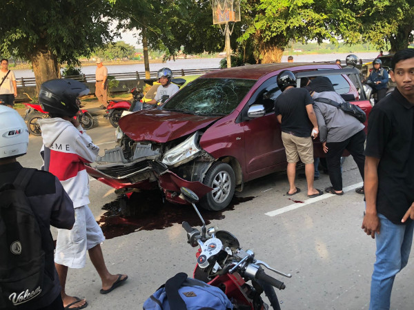Kecelakaan di Depan STIE Tenggarong, Motor Potong Jalur Dihantam Mobil ...