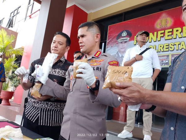 Kejar-Kejaran dengan Polisi, Dua Kurir Narkoba Bawa Dua Kilogram Sabu Kecelakaan Tunggal di ...