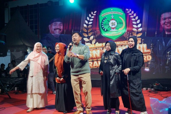 Pemkab Kukar Berikan Penghargaan kepada 7 Kategori ASN dan THL SiPaling ... Pemkab Kukar Berikan Penghargaan kepada 7 Kategori ASN dan THL SiPaling ...