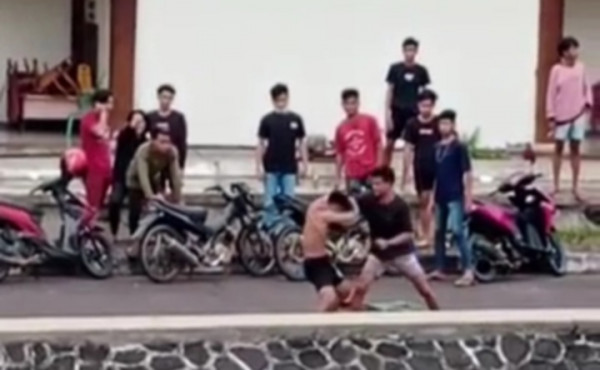 Video Perkelahian Dua Remaja di Komplek Perkantoran Bupati Kutai Barat ...