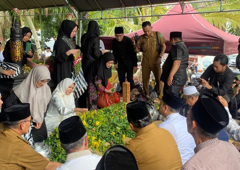 Awang Faroek Ishak Dikebumikan Tepat di Samping Makam Anaknya Awang ...