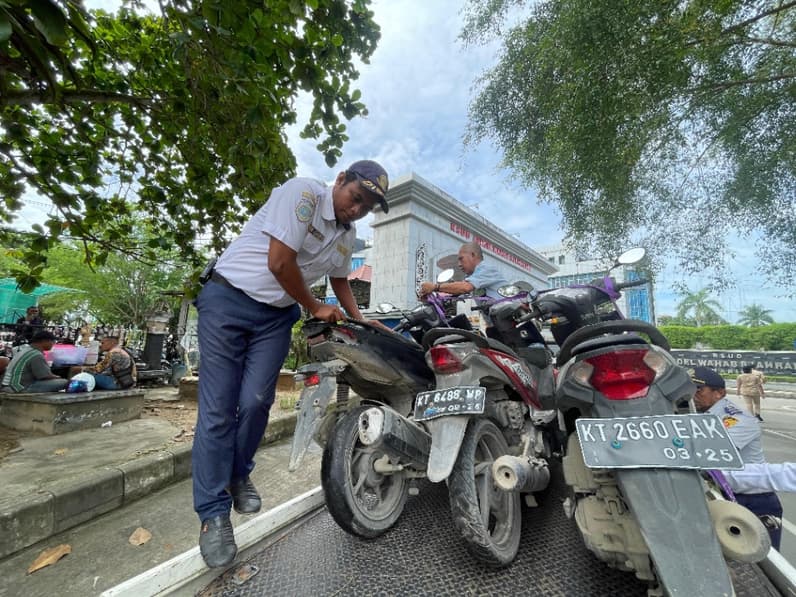 Beri Efek Jera, Dishub Angkut 3 Motor dan Gembosi 7 Mobil yang Parkir ...