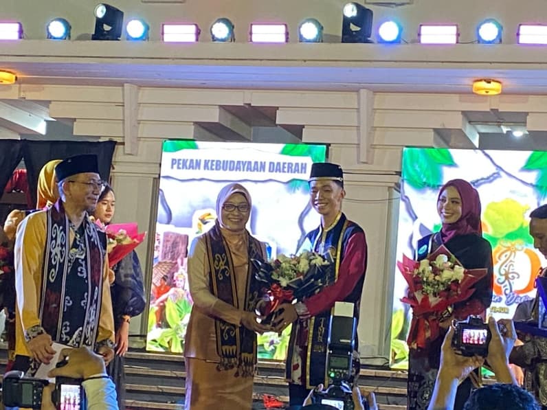 Gelar Kanda Dinda Duta Budaya Kaltim 2024 kembali Disandang Pasangan ... Gelar Kanda Dinda Duta Budaya Kaltim 2024 kembali Disandang Pasangan ...